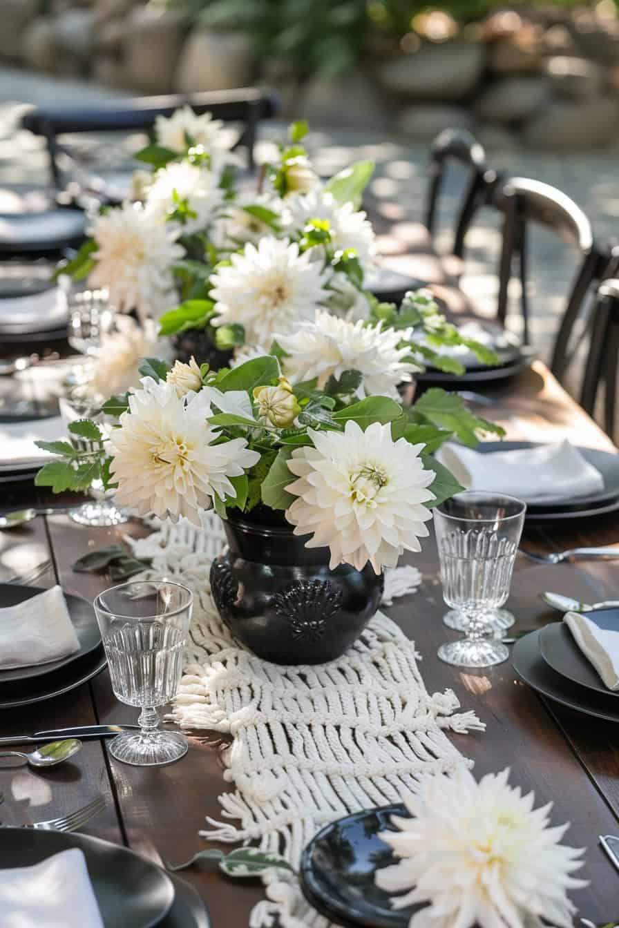 12 Timeless Black And White Table Settings For Weddings • Confetti & Roses